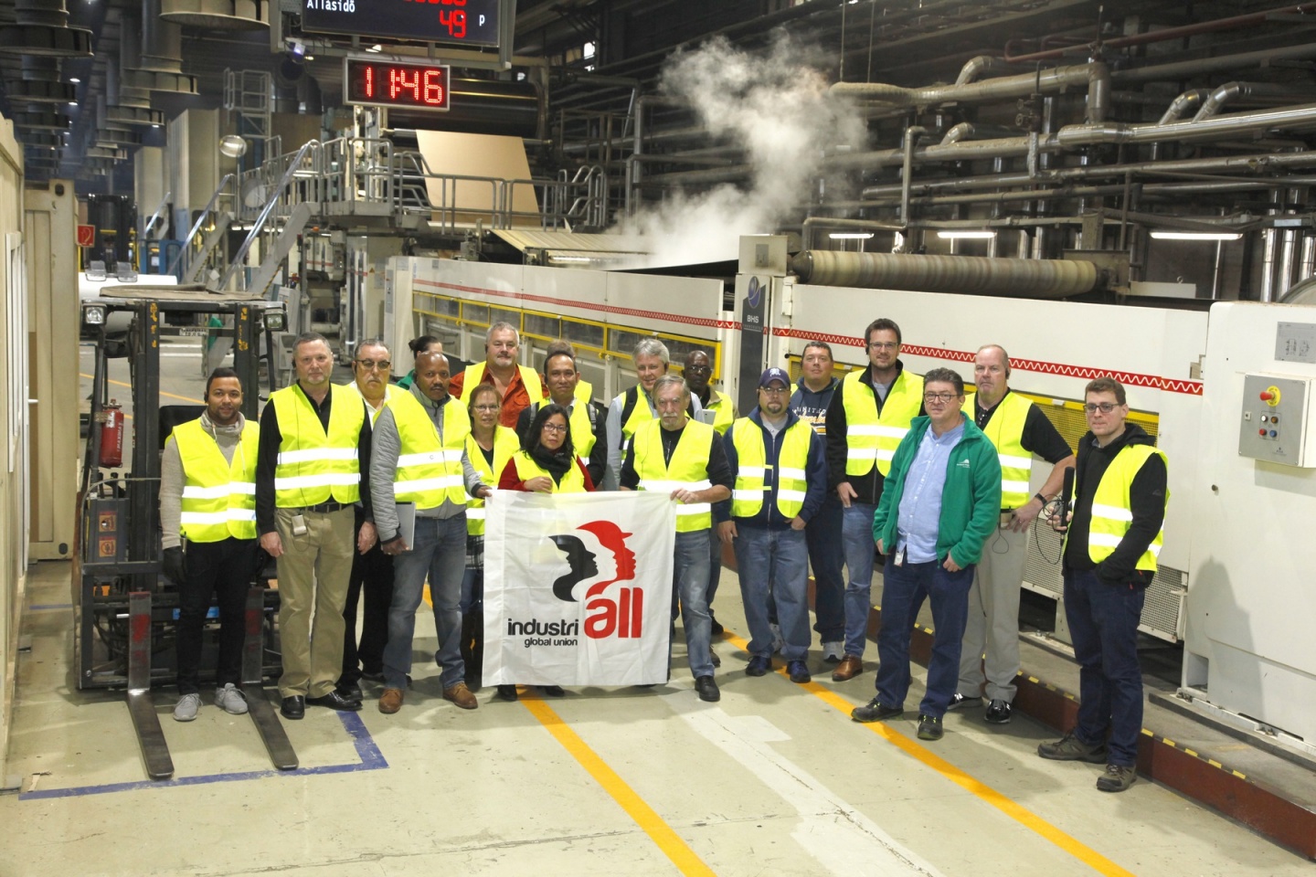 Pulp and paper workers unite in Budapest | IndustriALL