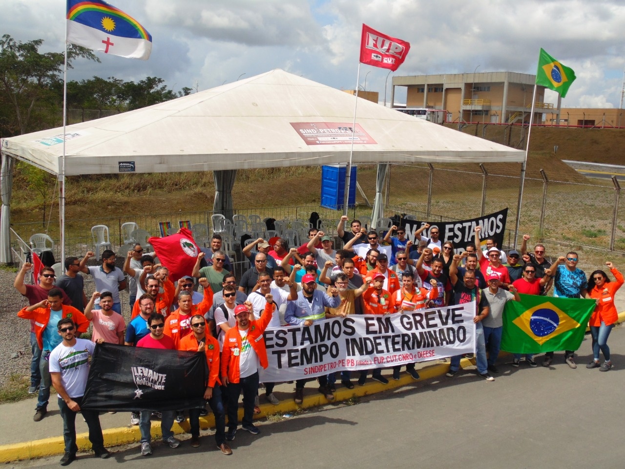 Brazilian oil workers on strike against layoffs at Petrobas | IndustriALL