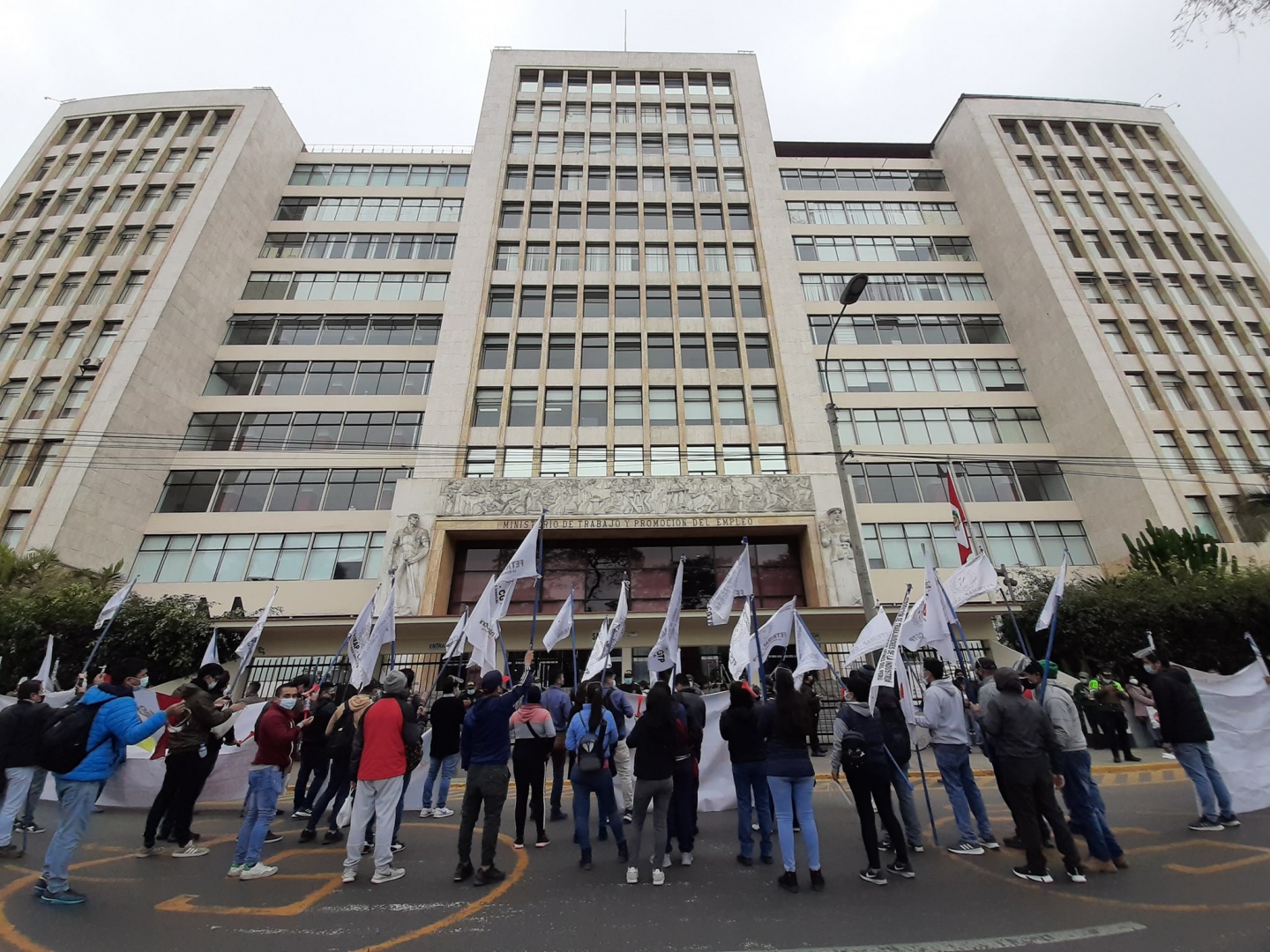 Trabajadores de Farmindustria-ABBOTT en Perú continúan la lucha ante la ...