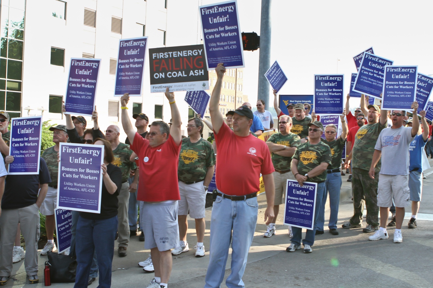 US Utility Workers protest CEO’s pay | IndustriALL