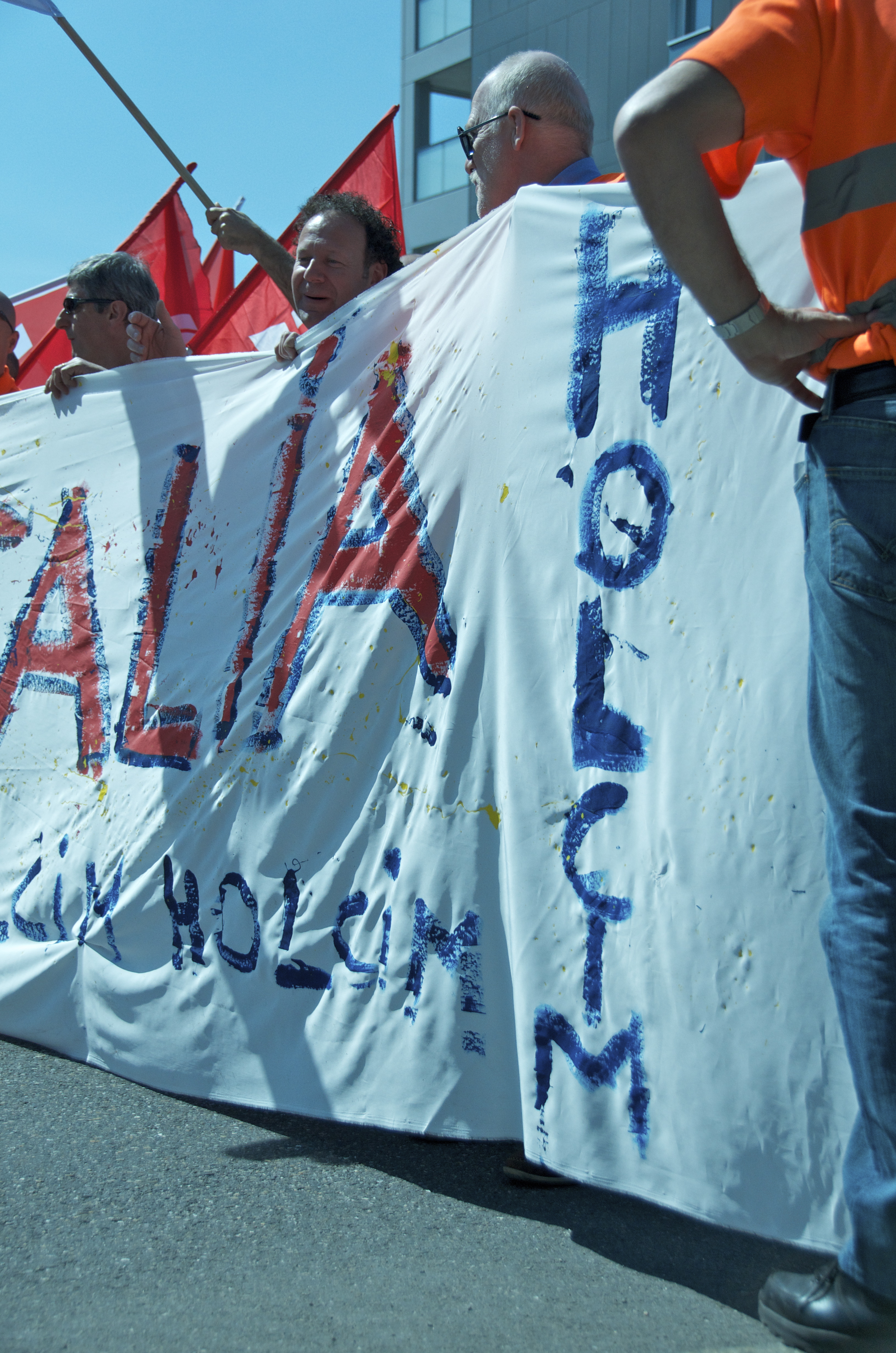 Plus de 200 membres du personnel protestent chez AGM Holcim ...
