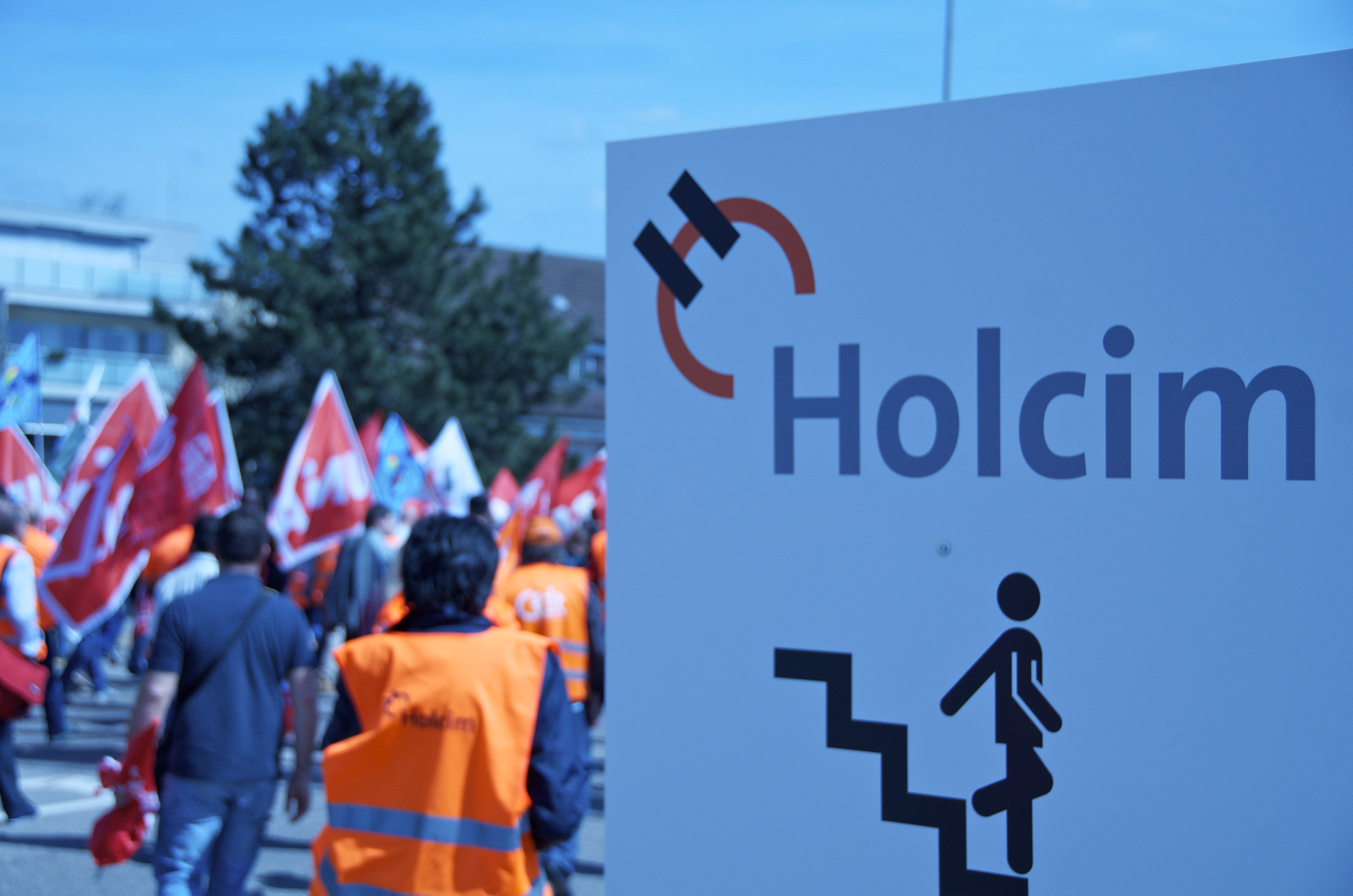 Plus de 200 membres du personnel protestent chez AGM Holcim ...