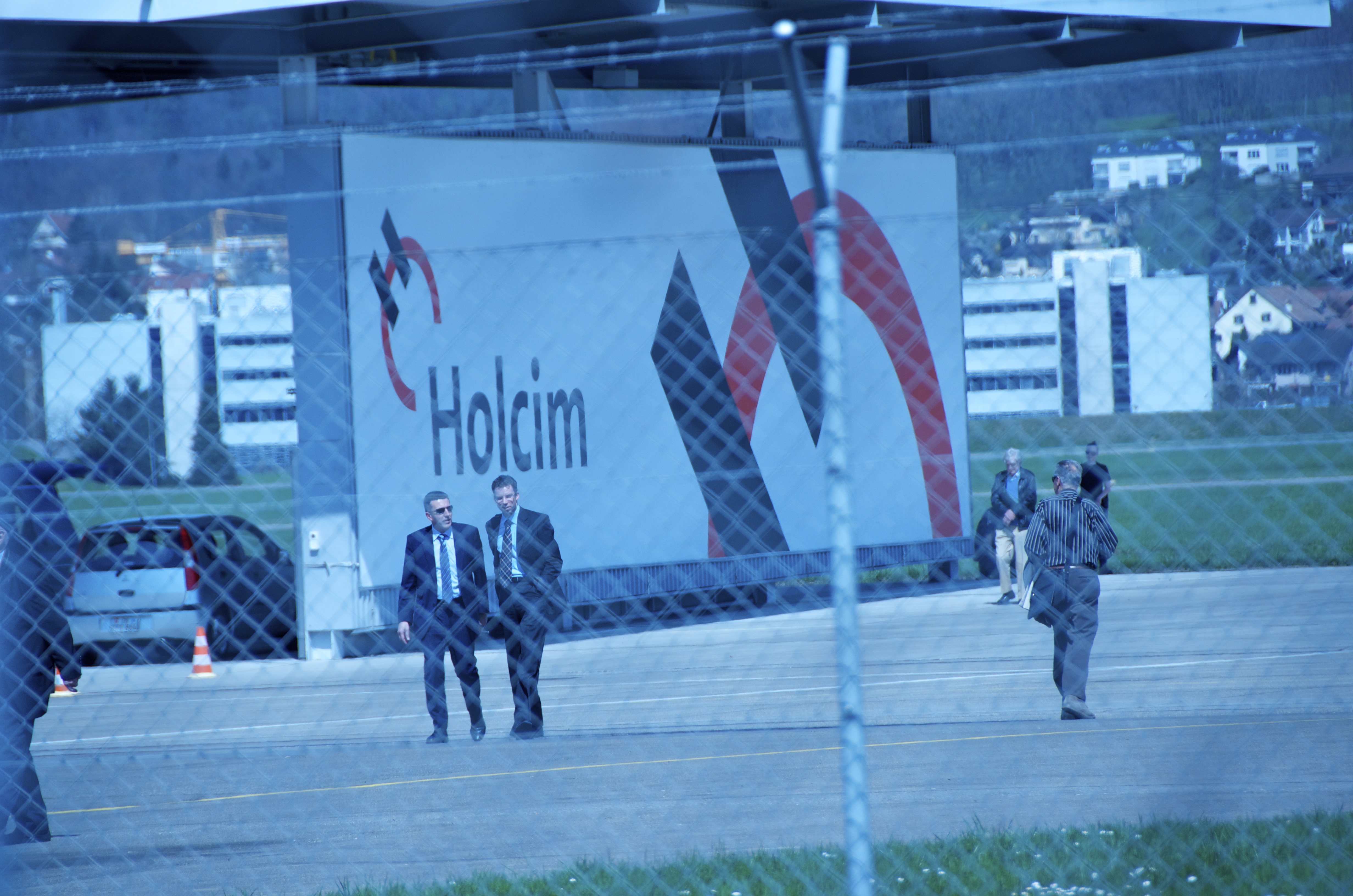 Plus de 200 membres du personnel protestent chez AGM Holcim ...